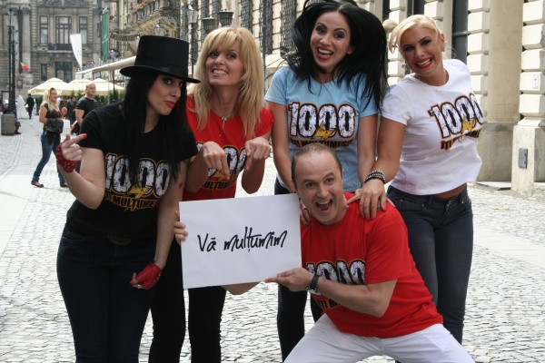 „Trăsniţii” au filmat videoclipul aniversar alături de fanii lor | Unica.ro