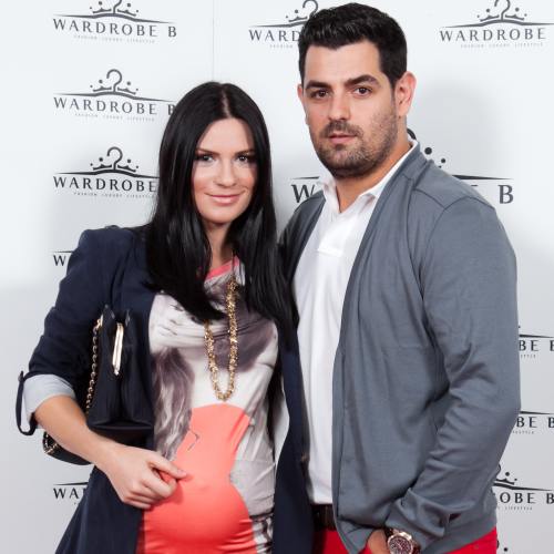 Ellie White pleacă la Viena să cumpere hăinuţe pentru bebeluşul ei ...