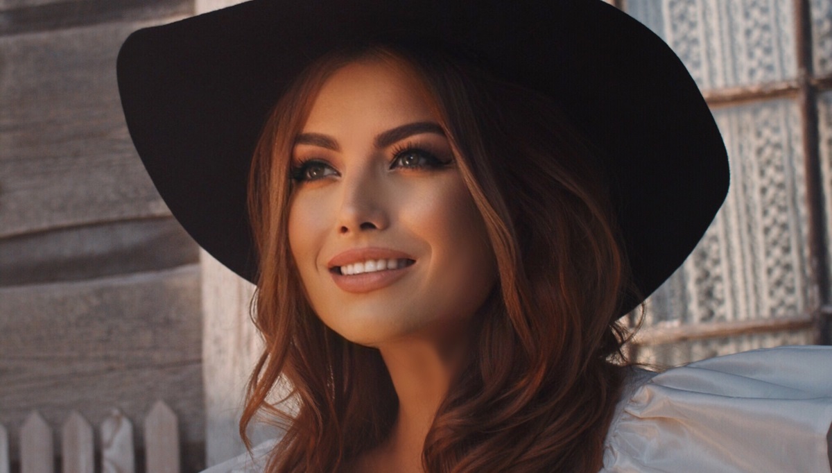 Elena Gheorghe lansează una dintre cele mai sensibile melodii din ...