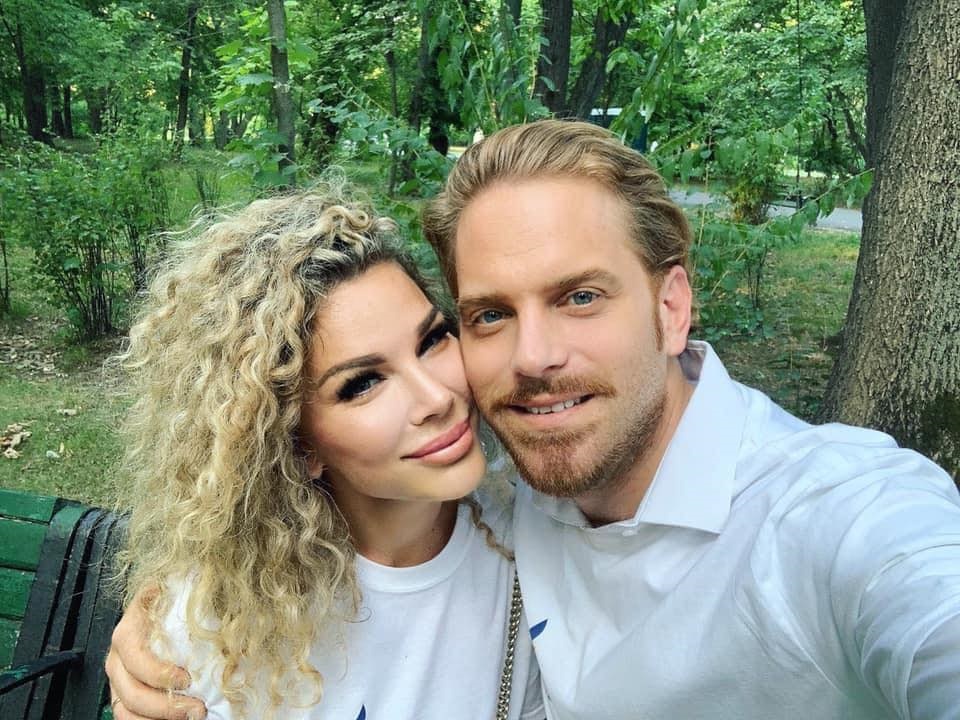 Alina Laufer a născut prematur. Cei mici se află în incubator, iar ea ...