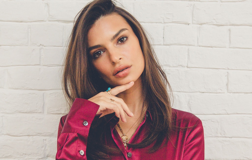 Emily Ratajkowski, criticată dur pentru modul bizar în care își ține ...