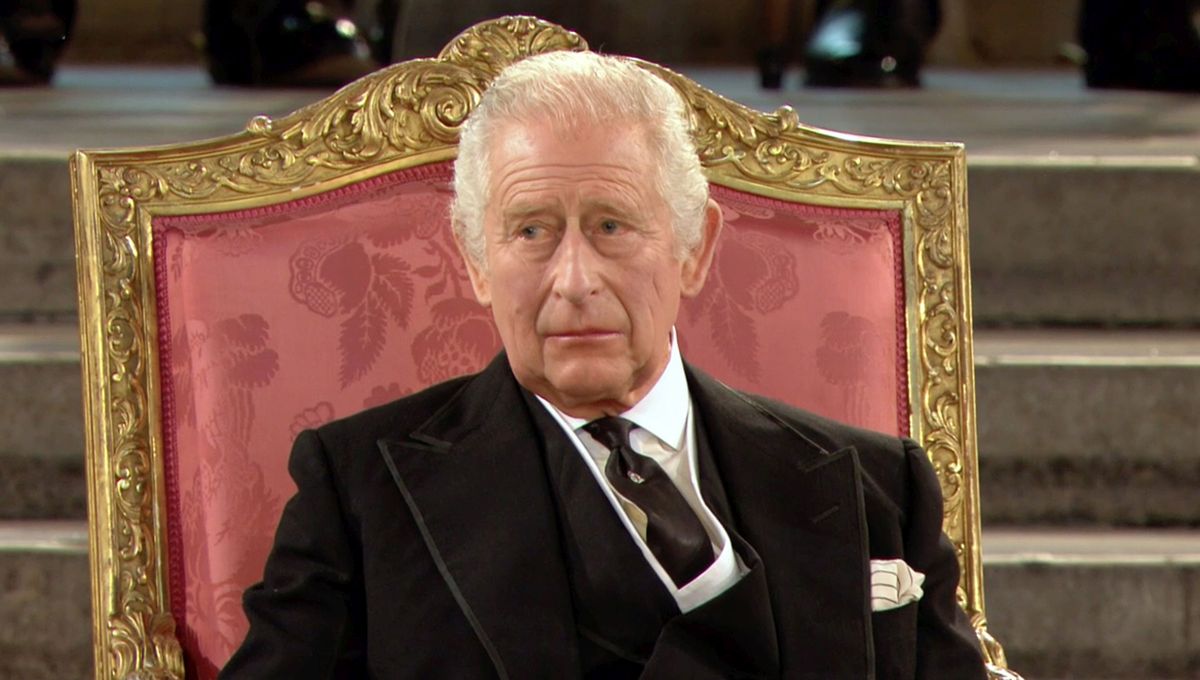 De ce poartă Regele Charles un inel pe degetul mic | Unica.ro