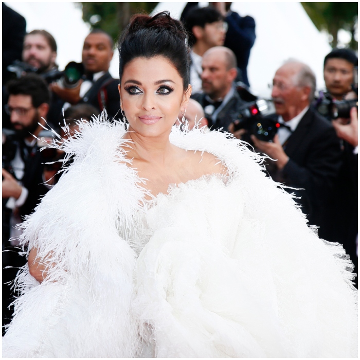 Aishwarya Rai a fost fotografiată alături de familie, pe aeroportul din ...