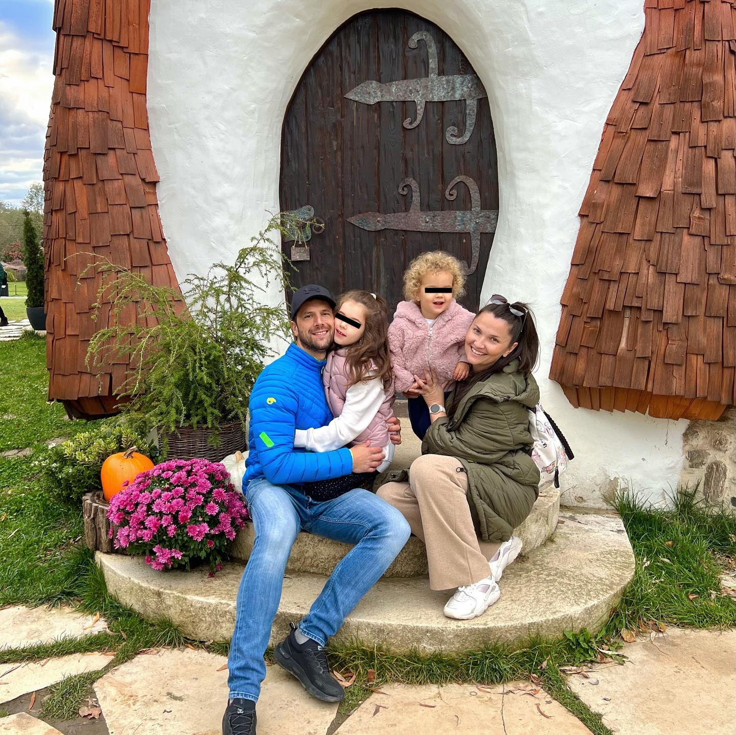 Adrian Nartea și soția lui își lasă fiicele să-și rezolve singure ...