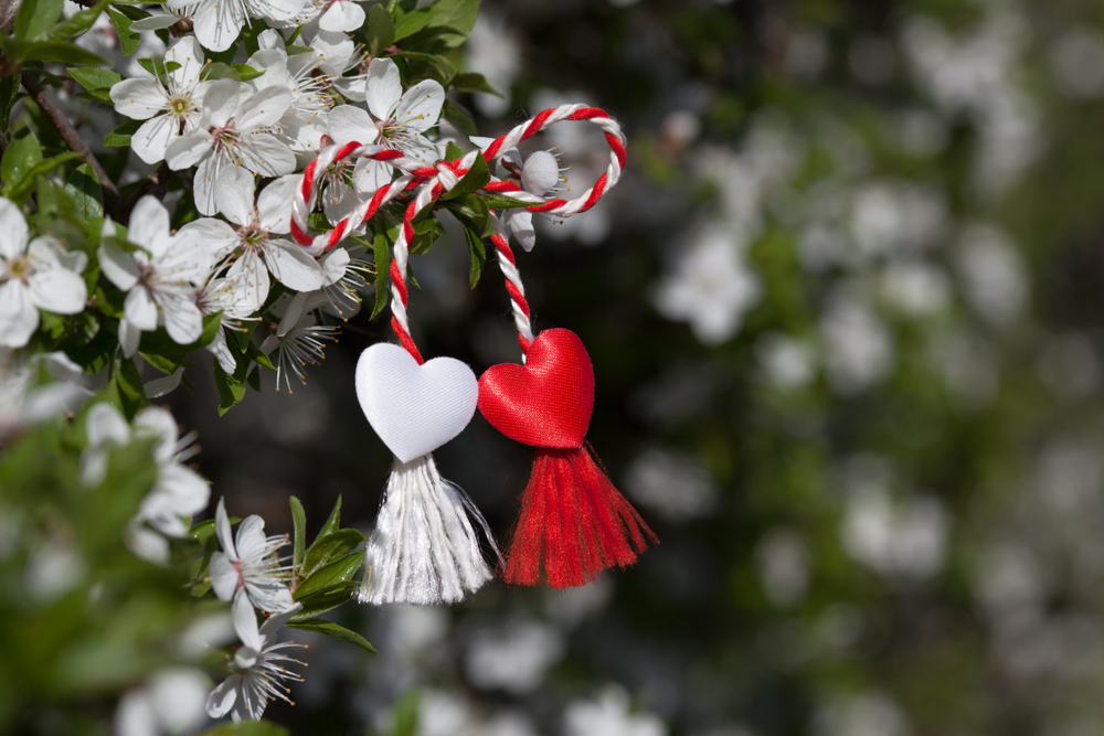 De ce se leagă șnurul de mărțișor în copac | Unica.ro