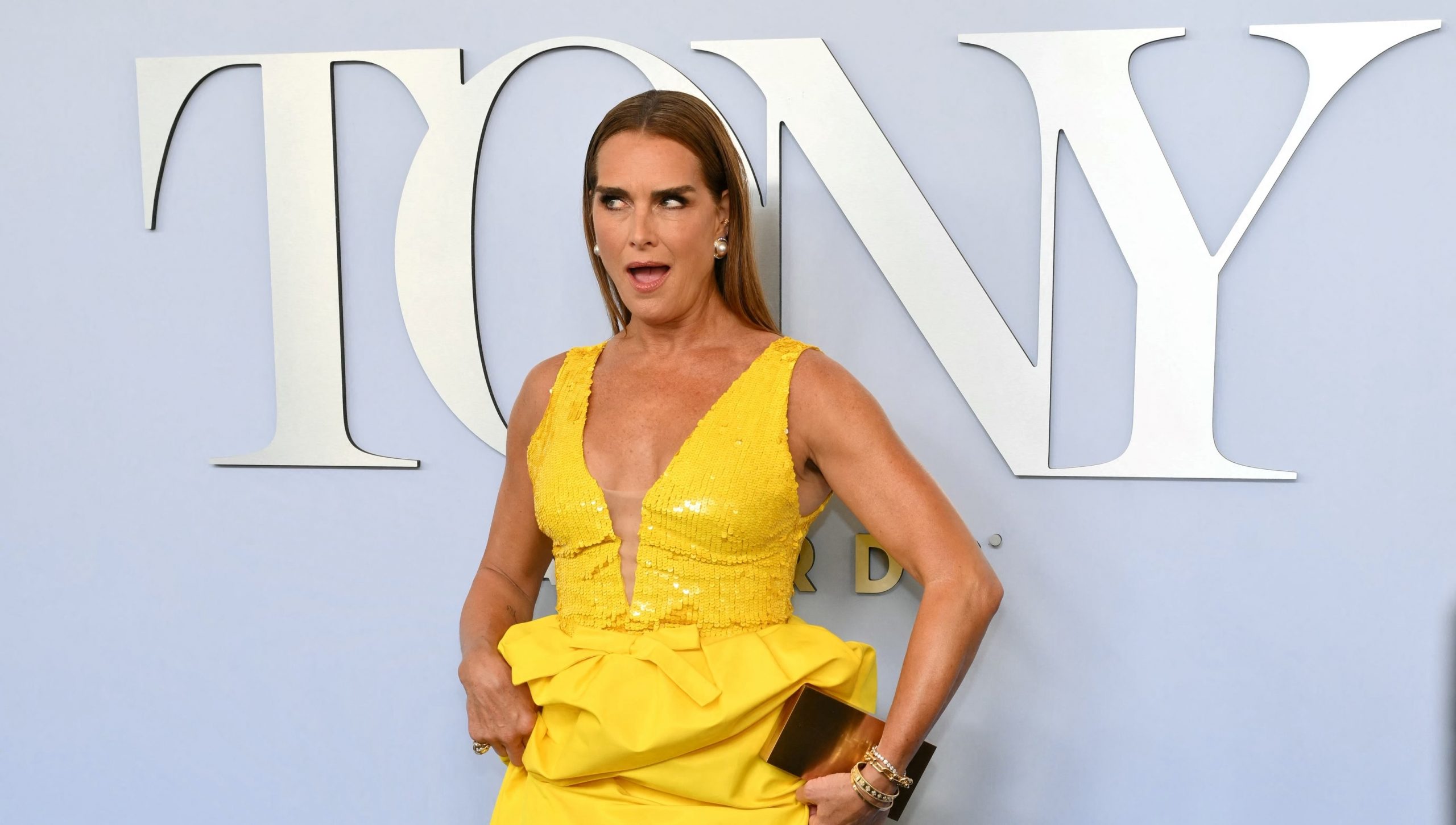 Brooke Shields, în papuci pe covorul roșu, la Premiile Tony 2024. „Ținuta nu o avantajează deloc ...