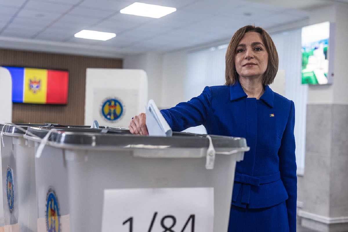 De ce s-a îmbrăcat Maia Sandu în albastru regal în ziua alegerilor parlamentare din Republica ...